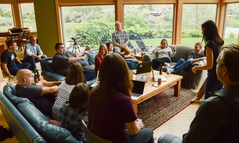 How to Organize a Comfortable Company Retreat - 2024 Guide - Vdio Magazine 2024