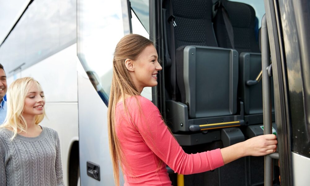 The Benefits of Hiring Transportation Services for Your Holiday - Vdio ...