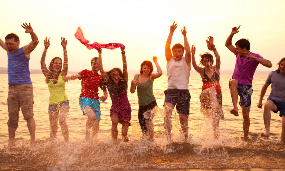 Surviving The Holidays With A Large Group: 8 Tips For Stress-Free Group ...